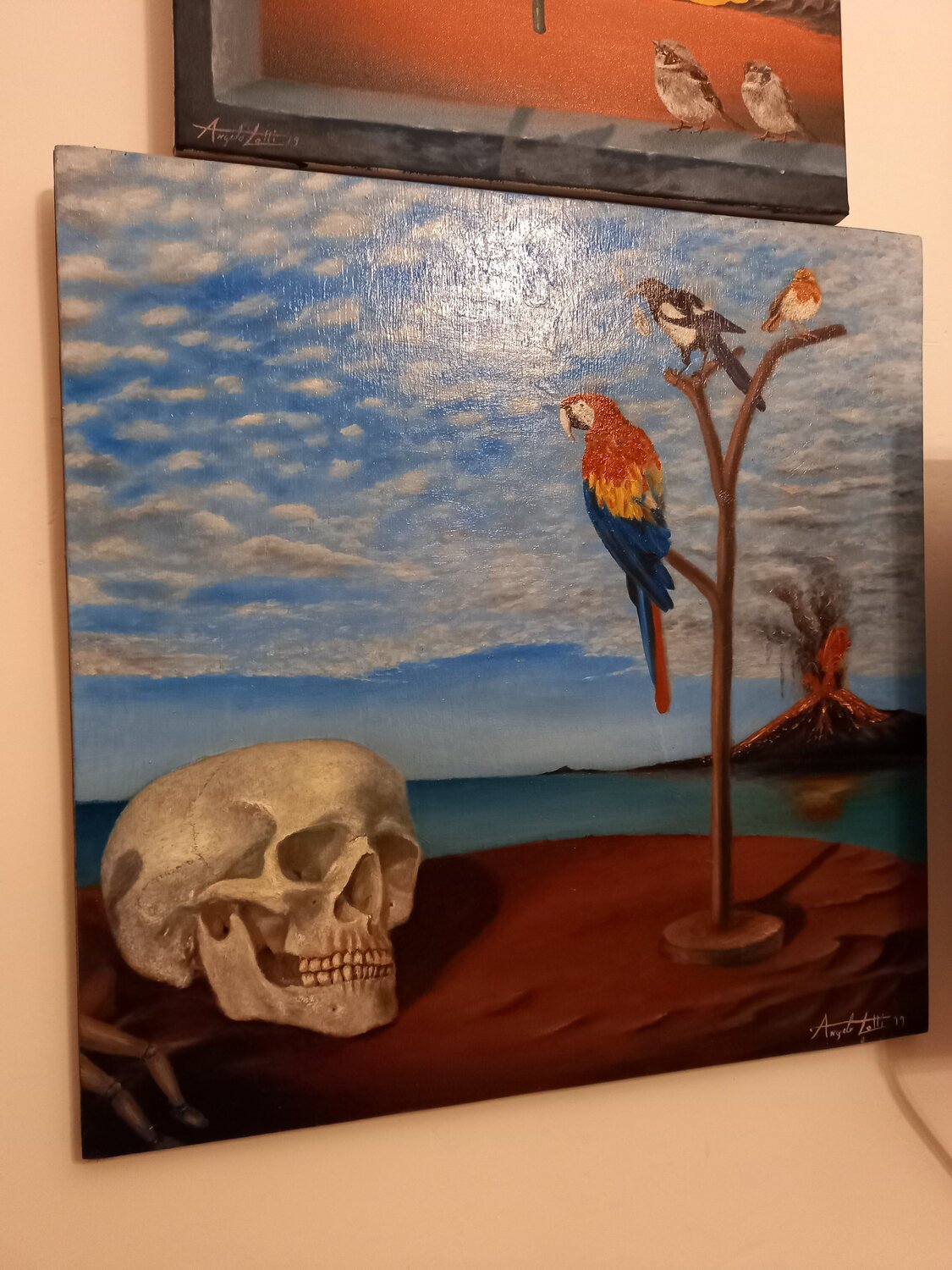 Tre uccelli ammirano un teschio mentre il Krakatoa Indonesiano esplode ...